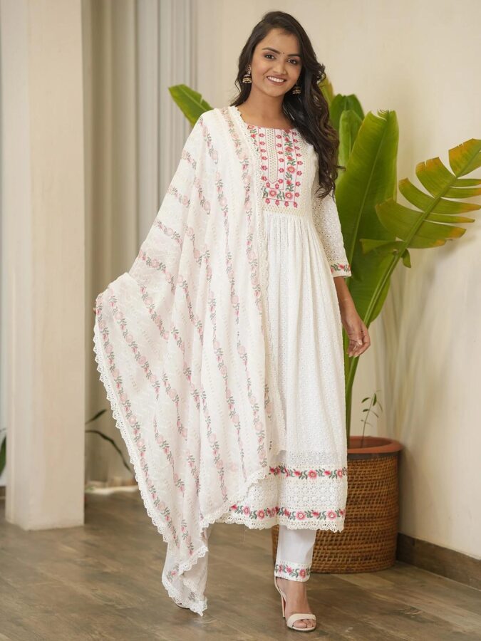 Chikan Fabric: The Perfect Blend of Tradition and Modern Fashion